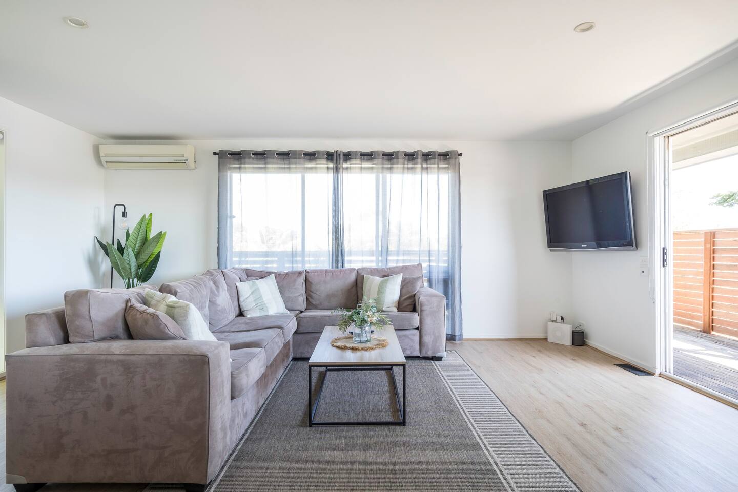 The Ebony—Coastal Retreat near Rosebud Beach | Hometime