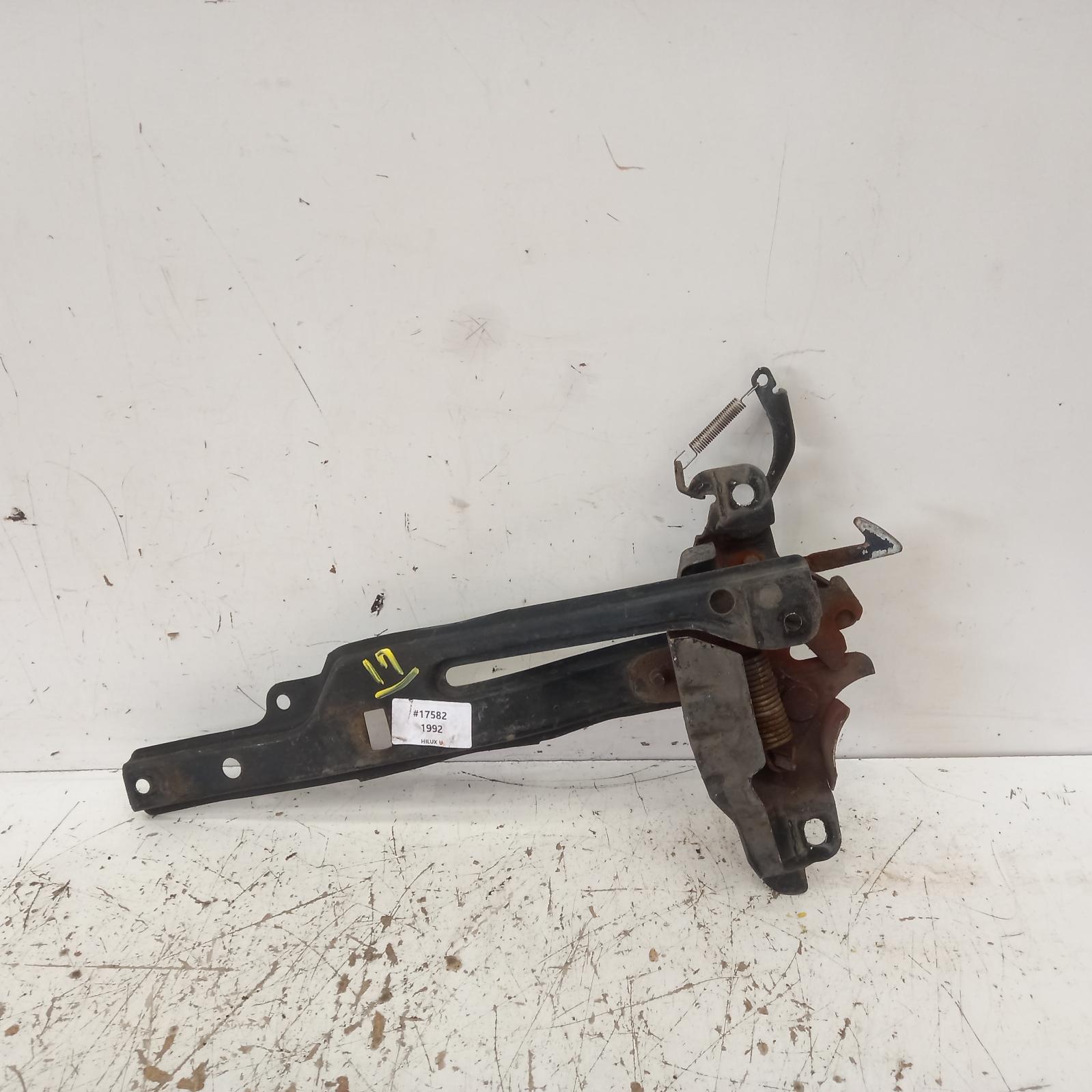 Bonnet Lock/Support Hilux Toyota 1992