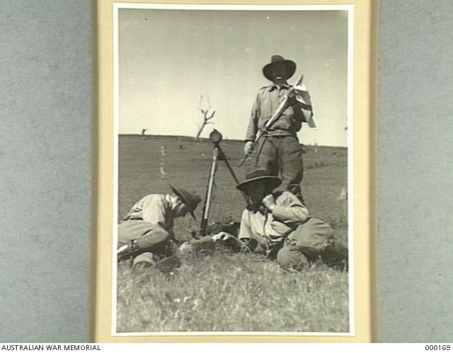 SIGNALLERS OF ROYAL AUSTRALIAN ARTILLERY ARMY. MILITIA. (NEGATIVE BY E ...