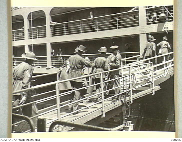 MELBOURNE - AIF ADVANCE PARTY EMBARK. ARMY. EMBARKATION. (NEGATIVE BY D ...