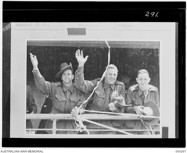 MELBOURNE - A.I.F. TROOPS WAVE GOODBYE. ARMY. EMBARKATION. (NEGATIVE BY ...