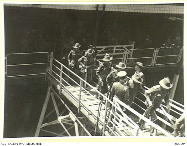MELBOURNE - ADVANCE PARTY OF A.I.F. EMBARKING. ARMY. EMBARKATION ...