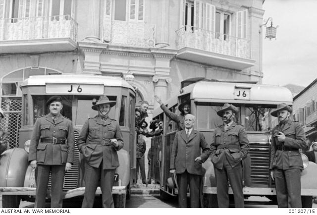 A group of soldiers of the 6th Division outside the Australian Soldiers ...