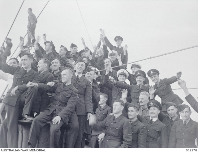 MELBOURNE EMBARKATION. TROOPS EMBARKING. (NEGATIVE BY C. BOTTOMLEY ...