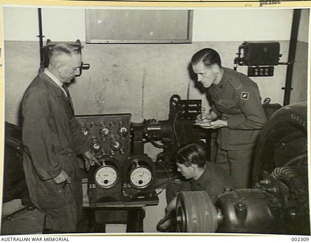 MELBOURNE TECHNICAL COLLEGE - ARMY SIGNALLERS. INSTRUCTION IN RUNNING ...