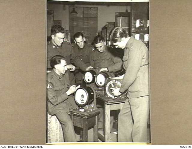 MELBOURNE TECHNICAL COLLEGE - ARMY SIGNALLERS. INSTRUCTION IN RUNNING ...