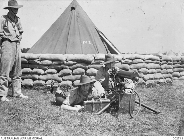 A MACHINE GUN POST IN THE CAMP. (NEGATIVE BY B.M.I.). | Australian War ...