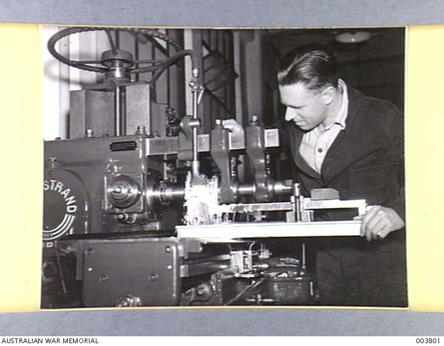 MILLING BREECH BLOCKS VICKERS MACHINE GUN. | Australian War Memorial