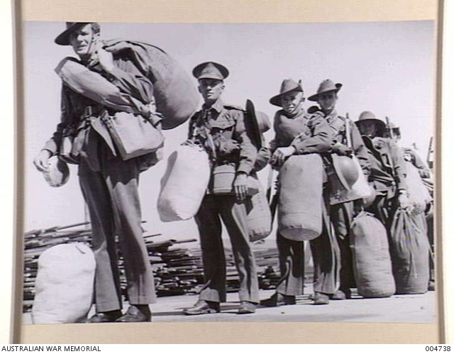 SYDNEY - QUEENSLAND SIGNALLERS (7TH DIVISION SIGNALLERS) ABOUT TO BOARD ...