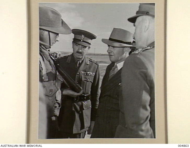 AMENA - MR SPENDER AND BRIG. MORSHEAD 18TH BRIGADE SPEAK WITH A "DIGGER ...