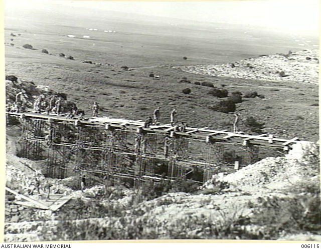 NEAR BARCE ... LIBYA. MEN OF THE ARMY FIELD COY, ROYAL ENGINEERS, AT ...