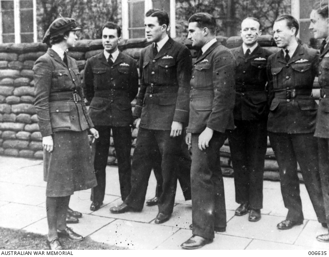 EMPIRE AIRMEN ARRIVE IN ENGLAND. THE SENIOR RAAF OFFICER REPORTS TO THE ...