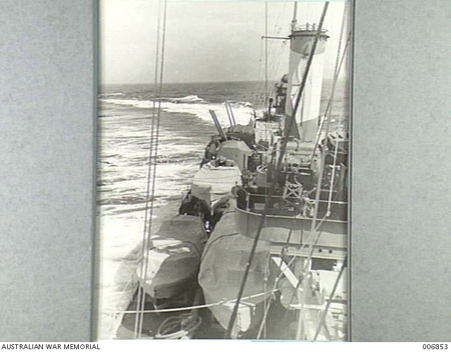 HMAS PERTH READY FOR ACTION AND EXECUTING A HIGH SPEED TURN ...