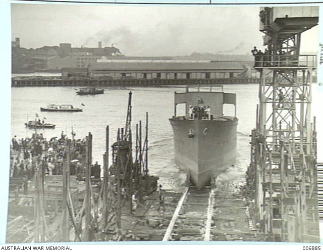 The Bathurst Class minesweeper/corvette HMAS Katoomba moving down the ...