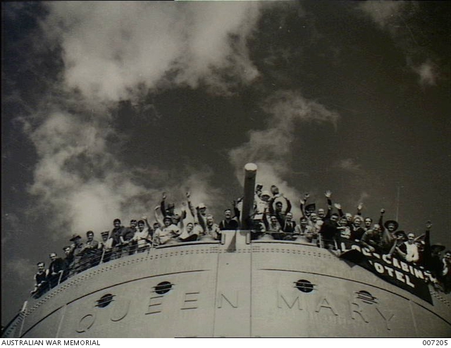 Sydney, NSW. Troops line the rails on board the troop transport ship ...