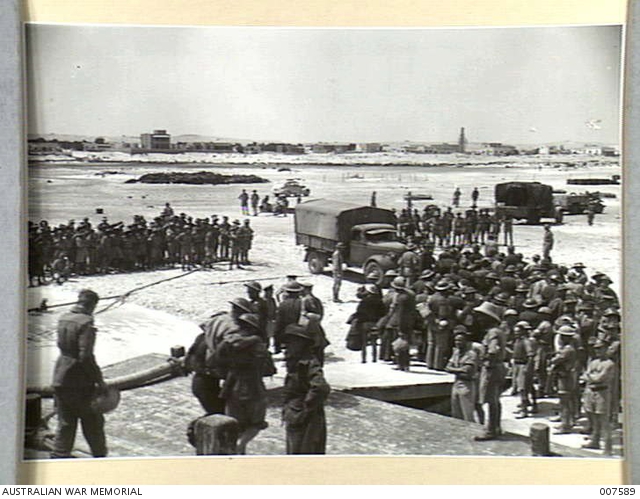 BRITISH AND AUSTRALIAN WOUNDED COMING ASHORE AT MERSA MATRUH EN ROUTE ...