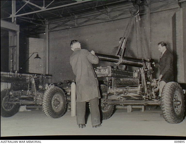 The barrel of a 25 pounder British designed Australian made 25 pounder ...