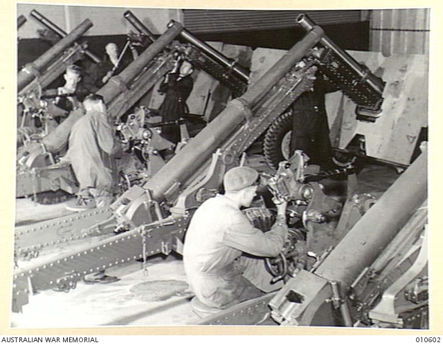 LARGE NUMBERS OF 25 POUNDER HOWITZERS, STANDARD FIELD ARTILLERY WEAPONS ...
