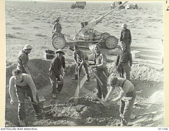WESTERN DESERT. DIGGING A PIT FOR A 40MM BOFORS ANTI-AIRCRAFT GUN ...