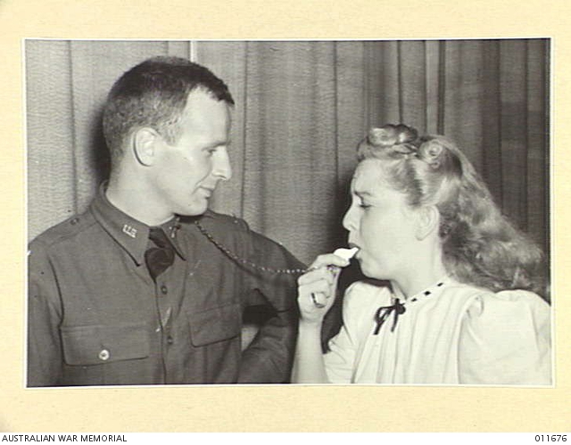 U.S. SOLDIERS IN AUSTRALIA MET AMERICAN ACTRESS MISS TERRY WALKER WHEN ...