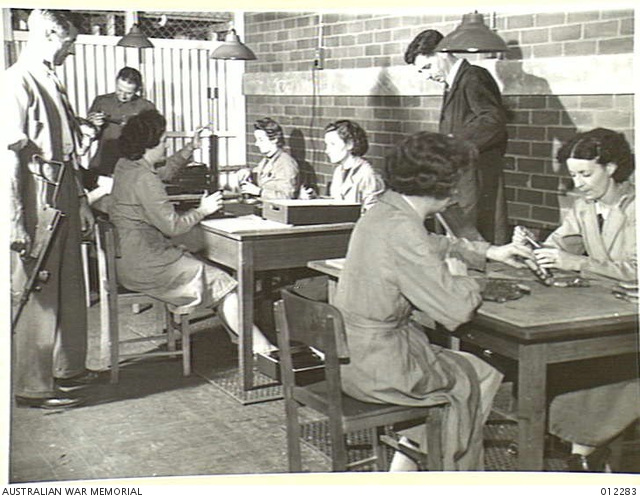 ARMY OFFICIALS SUPERVISE THIS OWEN GUN INSPECTION DEPARTMENT. (NEGATIVE ...