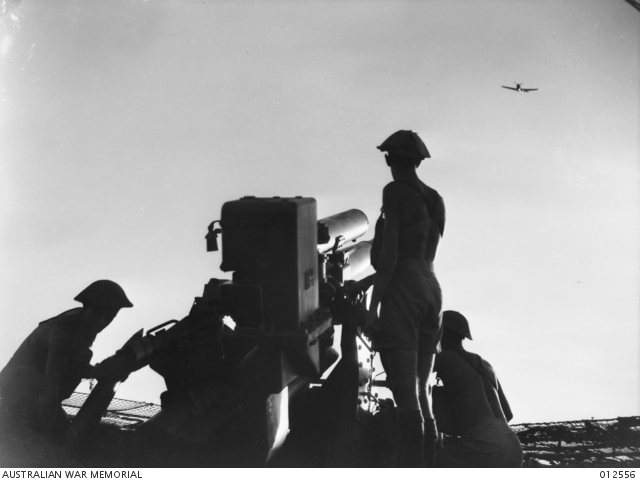 REALISTIC PRACTICE BY ANTI-AIRCRAFT GUN CREWS ON DUTY AT AUSTRALIA'S ...