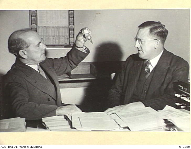 THE COMMONWEALTH MINISTER FOR HEALTH (SENATOR FRASER) SHOWING THE ...