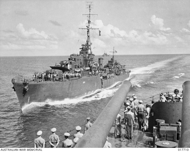 HMAS Arunta coming alongside HMAS Shropshire for vital messages ...