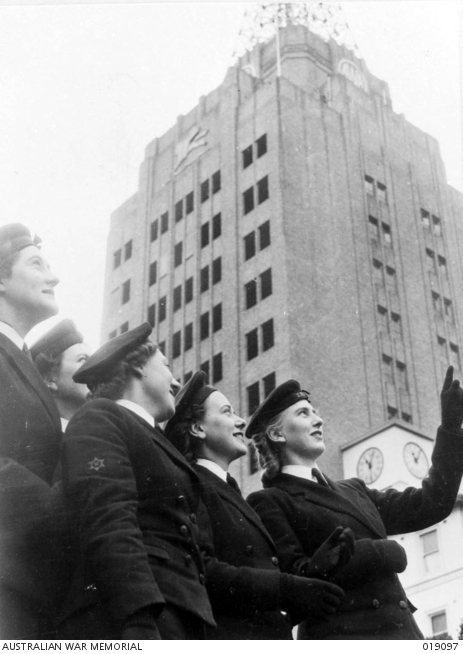 Members of the Women's Royal Naval Service (WRNS) on a sightseeing trip ...