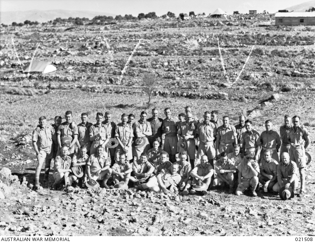 SYRIA. 1941-11. GROUP OF MEMBERS OF 2ND AUSTRALIAN ANTI-TANK REGIMENT ...