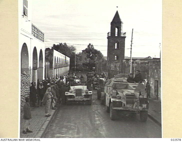 BARCE, LIBYA. 1941-12. BRITISH ARTILLERY COLUMNS MOVING INTO THE TOWN ...