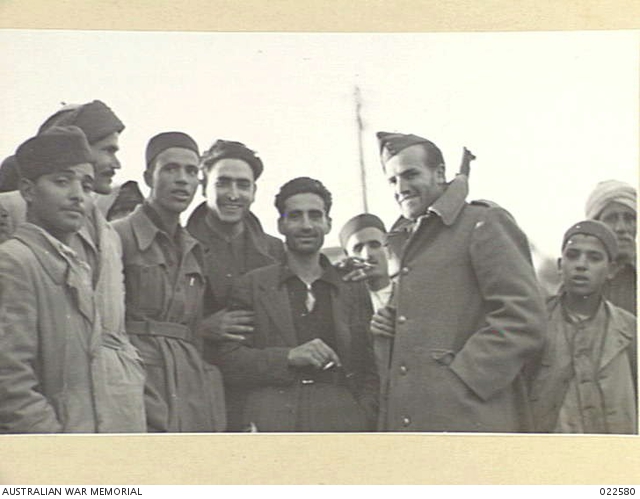 BARCE, LIBYA. 1941-12. A NEW ZEALANDER TALKING TO SENUSSI NATIVES AFTER ...