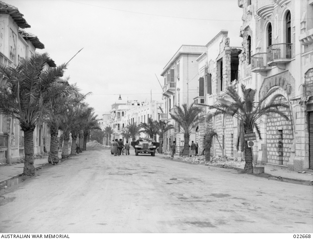 BENGHAZI, LIBYA. 1941-12-26. SOUTH AFRICAN ARMOURED CARS ENTERING THE ...