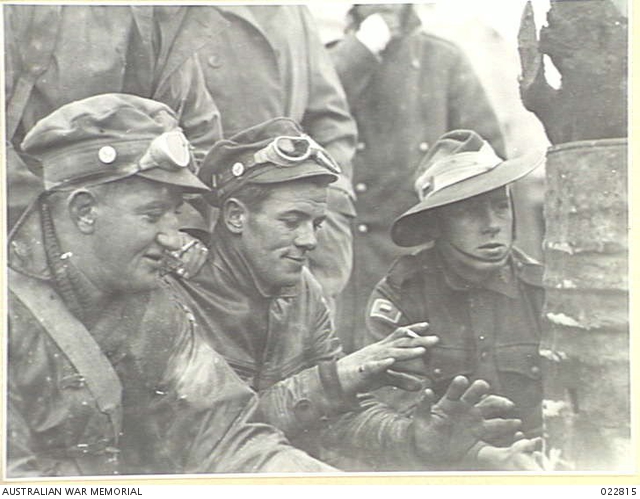BAALBEK, SYRIA. 1941-12. MEMBERS OF THE 6TH AUSTRALIAN DIVISION SIGNALS ...