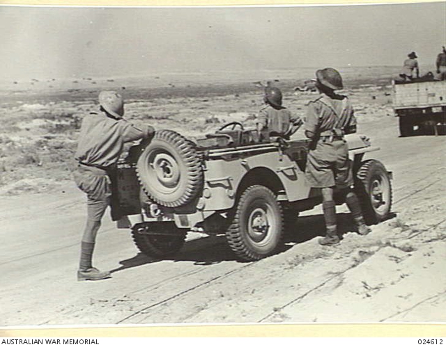 WESTERN DESERT, EGYPT. 1942-07-22. THESE MEN WERE QUICK TO STOP THEIR ...