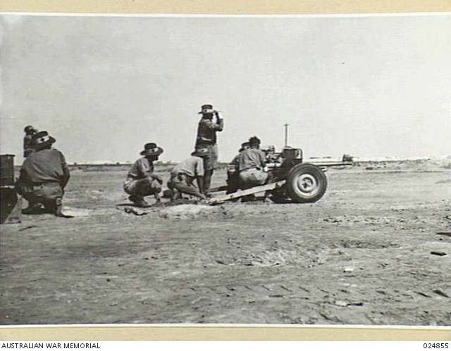 WESTERN DESERT, EGYPT. 1942-08. AUSTRALIAN ANTI-TANK GUNNERS SHOOTING ...