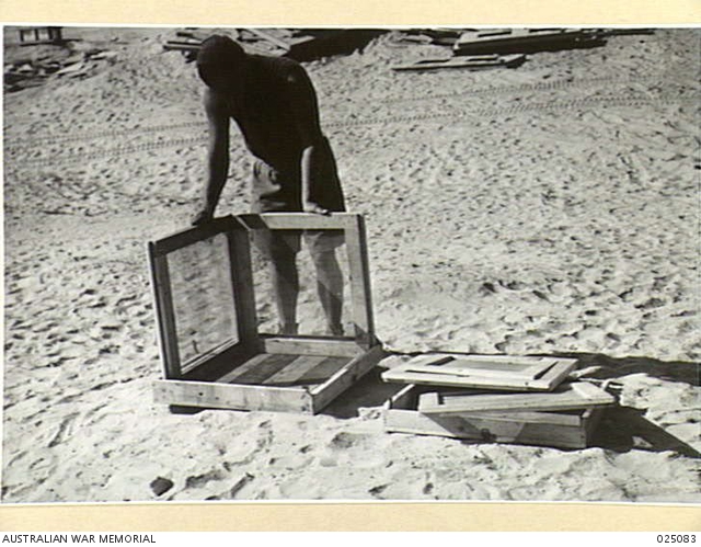 WESTERN DESERT, EGYPT. 1942-10-04. THE DESIGNER AND PARTS OF A ...