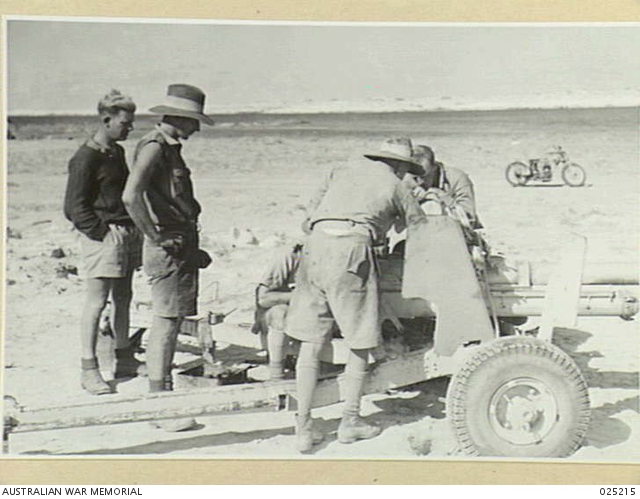 WESTERN DESERT, EGYPT. 1942-10-27. MEN OF NO. 71 LIGHT AID DETACHMENT ...