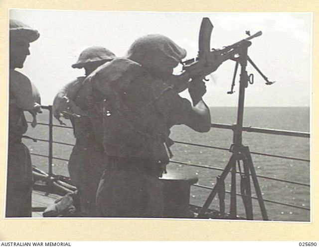 A BREN GUN CREW MANNING THEIR GUN ON BOARD A TROOPSHIP RETURNING THE A ...