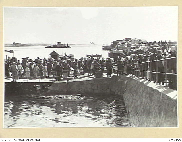 EL KANTARA, EGYPT. 1942-02. AUSTRALIAN TROOPS LEAVING THE FERRY THAT ...
