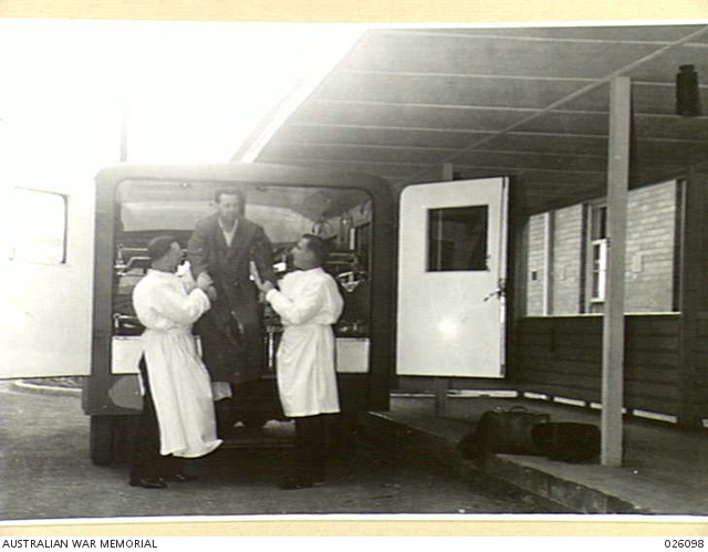 HEIDELBERG, AUSTRALIA. 1942-08. RECEIVING A PATIENT OUTSIDE THE ROYAL ...