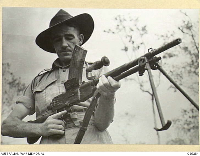 PAPUA. 1942-08-19. A DIGGER EXPLAINS HOW A CAPTURED JAPANESE MACHINE ...