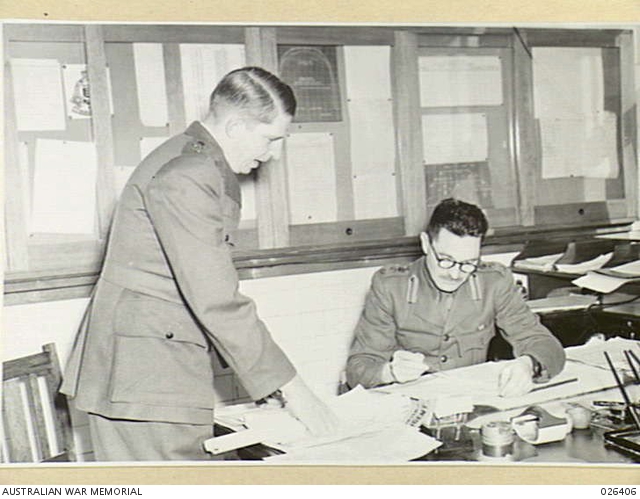 MELBOURNE, VIC. 1942-08. LIEUTENANT COLONEL R.W.C. CAMPBELL, ASSISTANT ...