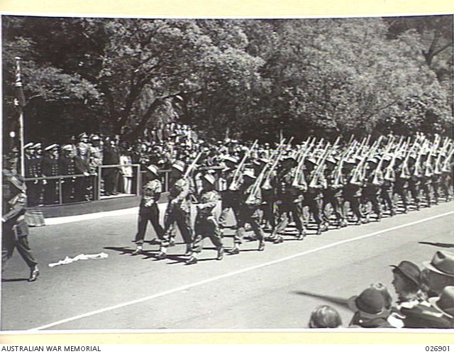 PERTH, WA. 1942-10-05. A COMPANY OF 2/11TH AUSTRALIAN INFANTRY ...