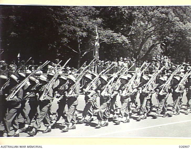 PERTH, WA. 1942-10-05. TROOPS OF THE 2/11TH AUSTRALIAN INFANTRY ...