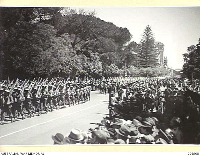 PERTH, WA. 1942-10-05. TROOPS OF THE 2/11TH AUSTRALIAN INFANTRY ...