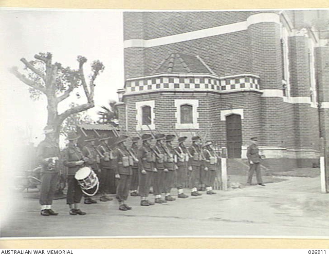 PERTH, WA. 1942-10-05. HEADQUARTER GUARD AT ENTRANCE TO 3RD AUSTRALIAN ...