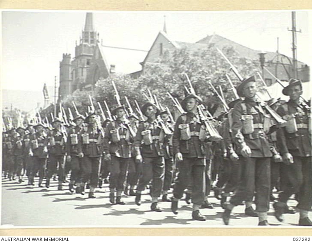 PERTH, WA. 1942-10-21. INFANTRY OF 2ND AUSTRALIAN DIVISION PASSING THE ...