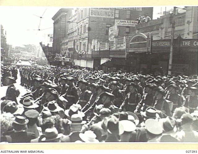PERTH, WA. 1942-10-21. TROOPS OF THE 2ND AUSTRALIAN DIVISION TAKING ...