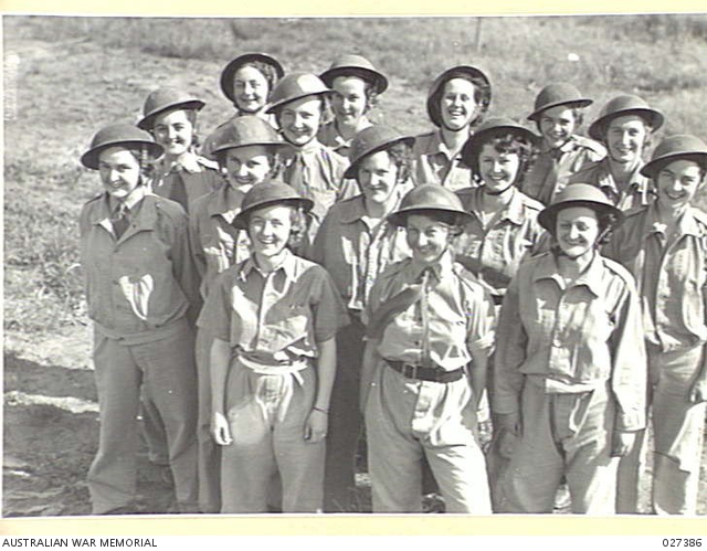 MELBOURNE, AUSTRALIA. 1942-10. A GROUP OF PERSONNEL OF THE AUSTRALIAN ...